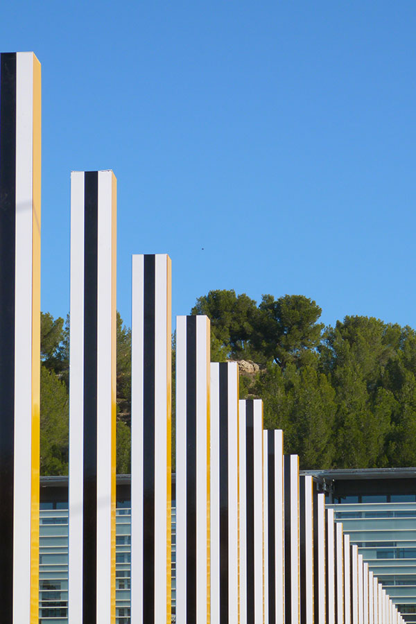 Hôtel de ville d'Istres, Daniel Buren tombé du ciel
